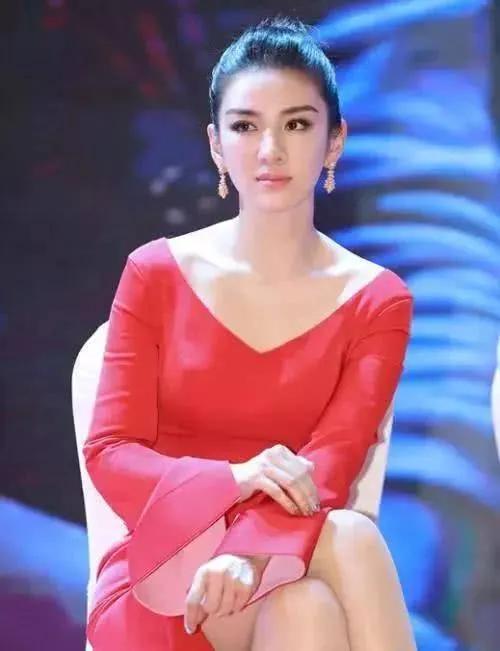 Popular beauty Huang Yi photo - iNEWS