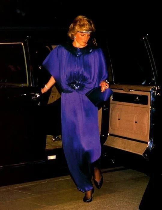 Diana curtsy as graceful as a fairy, but wrongly bowed in Thailand ...