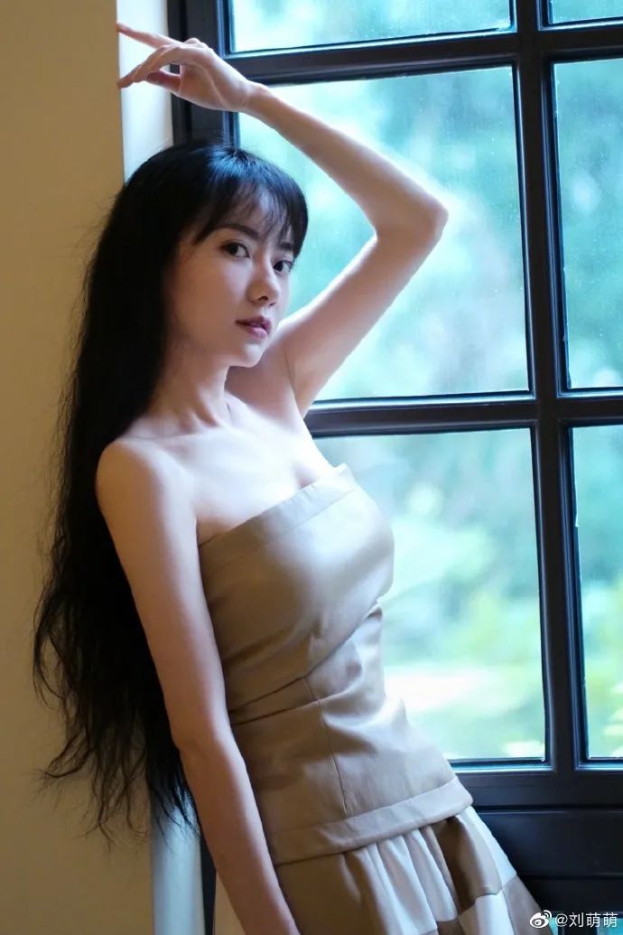 Liu Mengmeng is so beautiful in a tube top dress!Snow-skinned delicate devil figure sexy and ...
