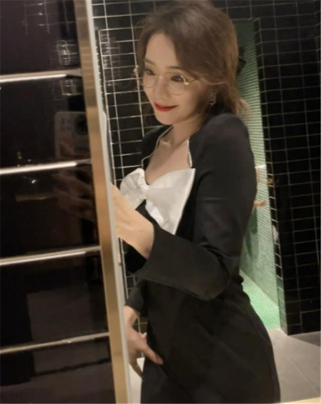 Is Yu Shuang not hiding anymore?Specially exposed the mole on the neck ...