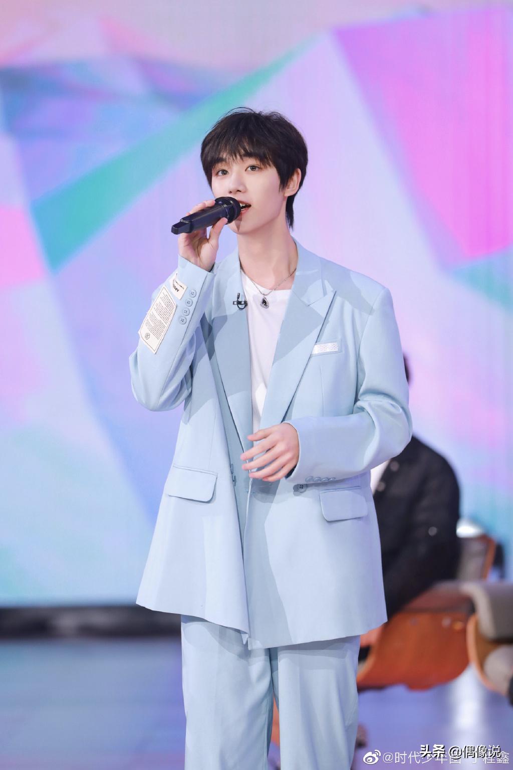 Ding Chengxin played basketball with Nortel's classmates on the first ...