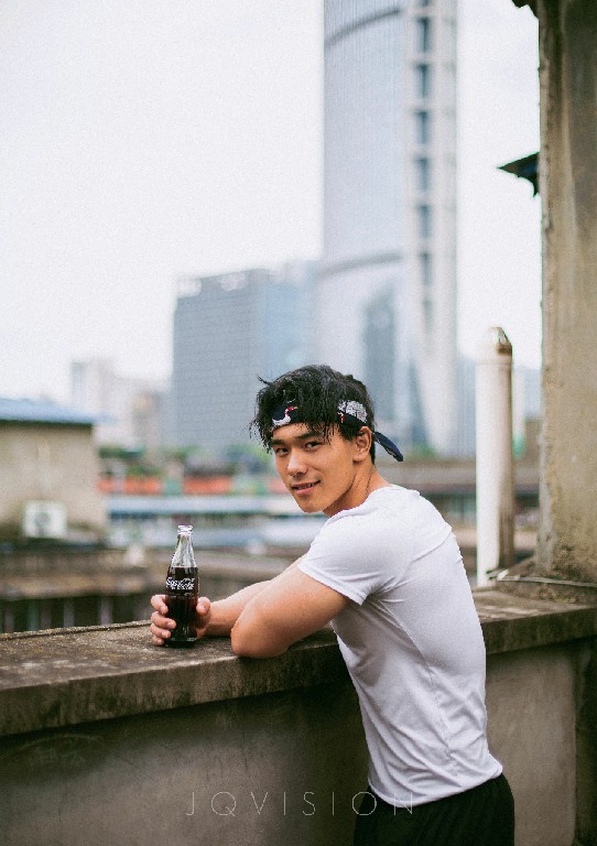 Brother Sunshine Zeng Haoran: Have a nice day alone - iNEWS