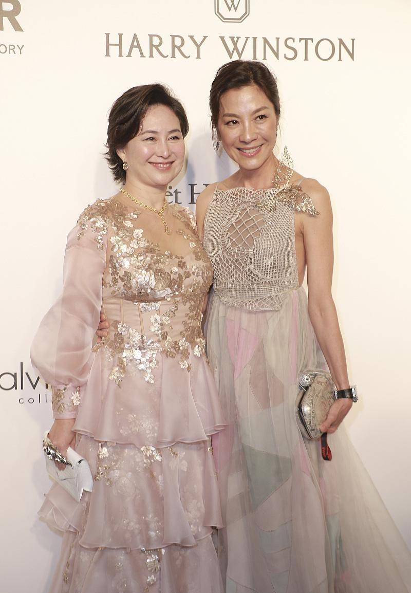 He Chaoqiong has a shrewd face, wears an exquisite sequined skirt and ...