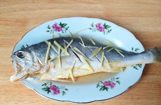 Steamed yellow croaker like this, the fish is delicious and has no ...