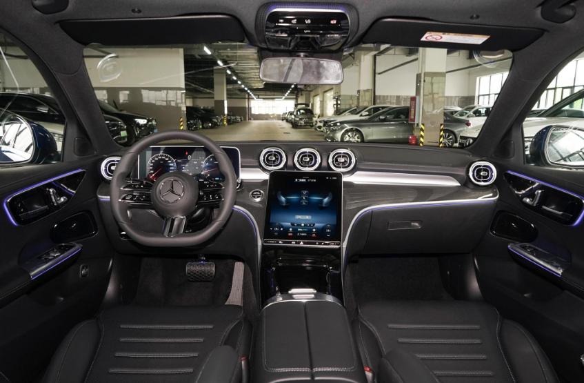 The 2022 Mercedes-Benz C-Class C260L, the interior is greatly upgraded ...