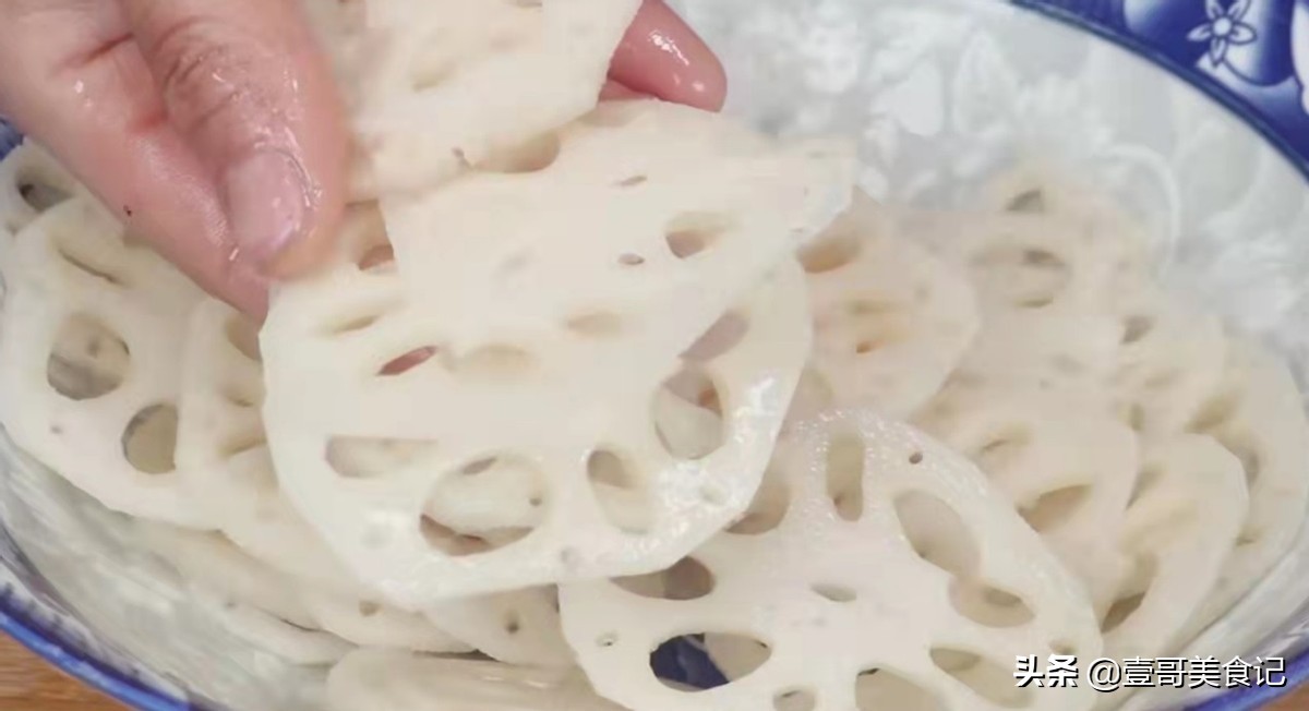 The lotus root should not be washed directly with water, which is ...