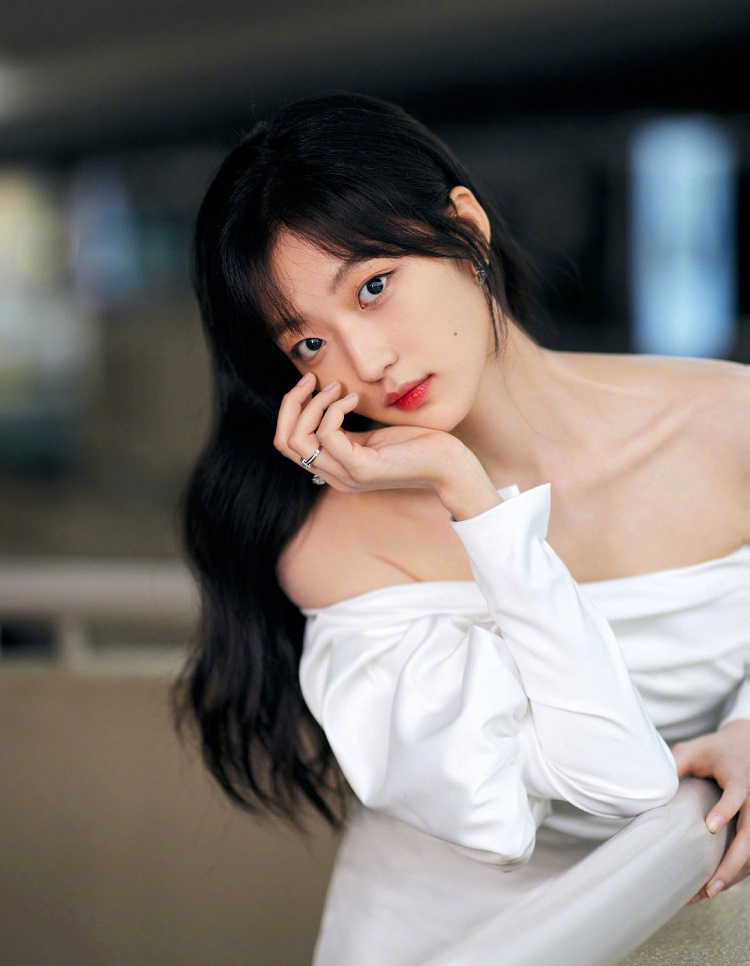 The actress's body is so superior!Sun Qian attended the white magnolia ...