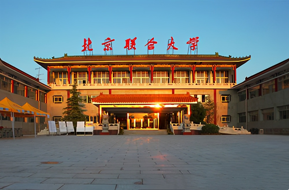 How is Yu Dan, who was once knocked down by students and dismissed from ...