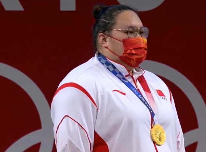 Li Wenwen is too cute!Winning gold medals + wearing glasses for awards ...