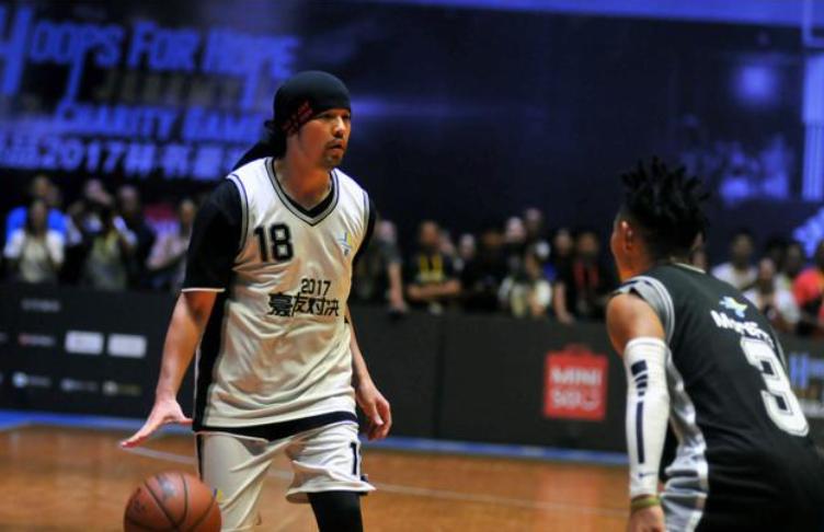 Heavenly King Noodles!Jay Chou and his wife appeared at the Paris game ...