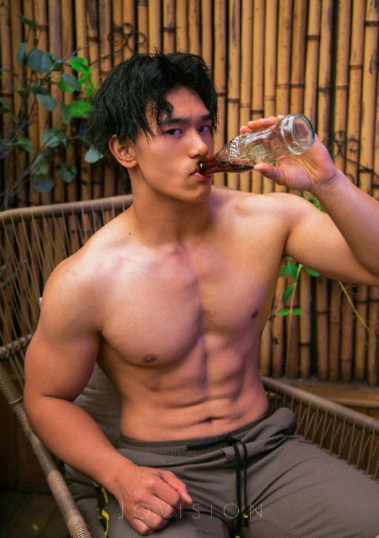 Brother Sunshine Zeng Haoran: Have a nice day alone - iNEWS