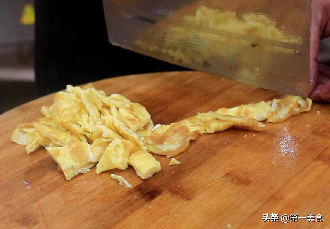 One piece of loofah, one piece of tofu, paired with two eggs, the chef ...