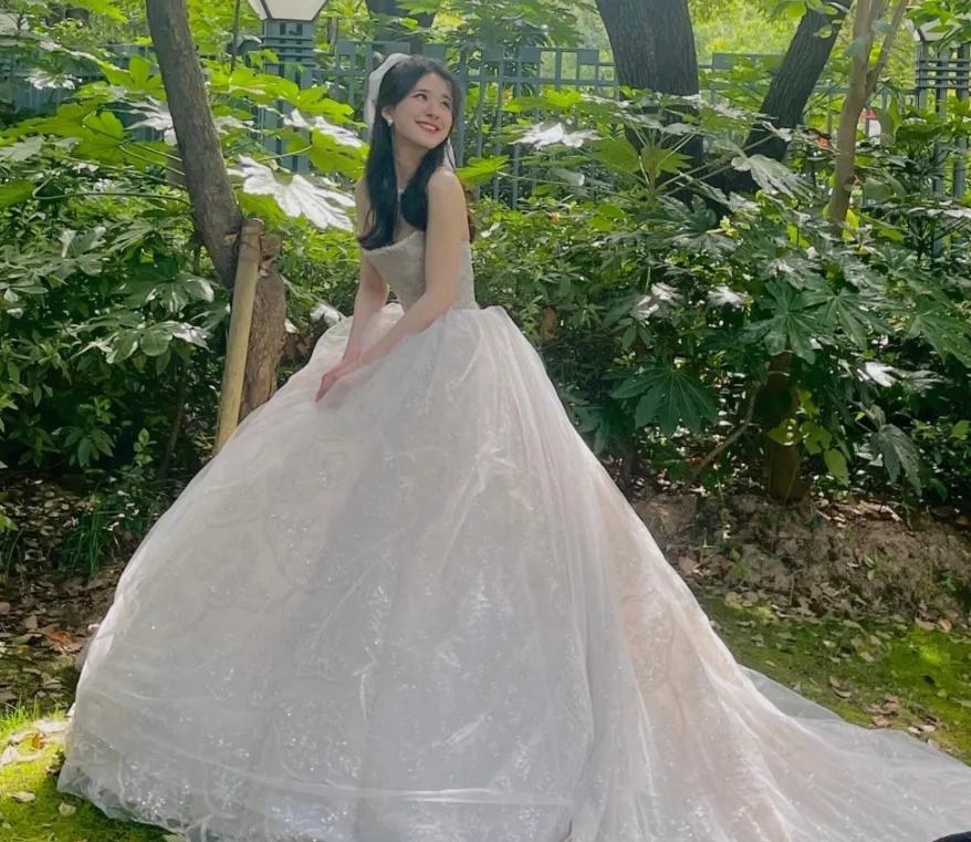 Zhao Lusi dressed in a white dress, like a castle princess, fans ...