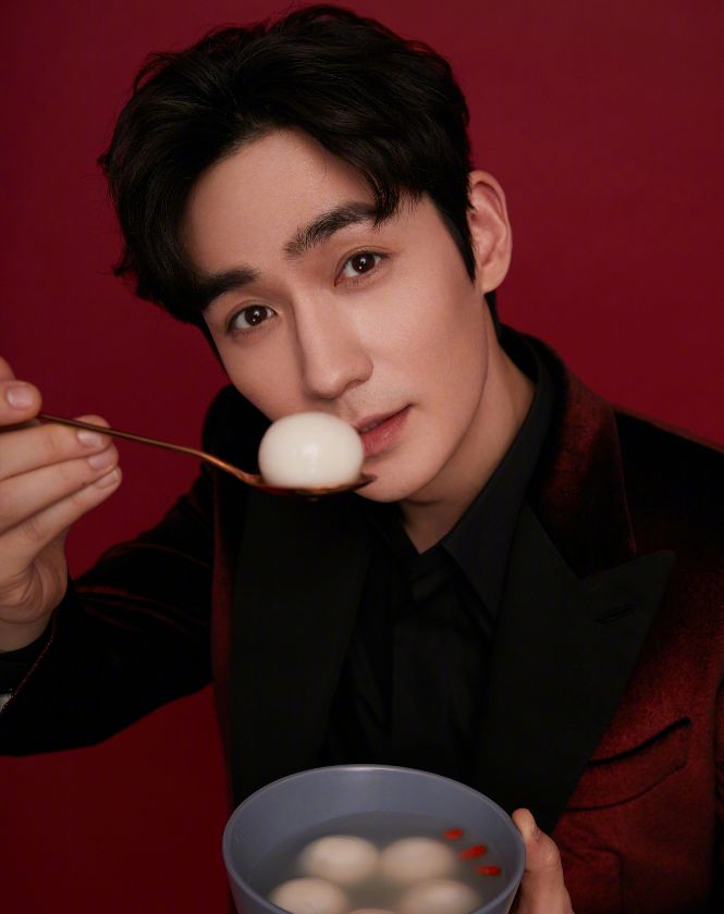 Powerful star Zhu Long's fashion photo: gentle and modest gentleman - iNEWS