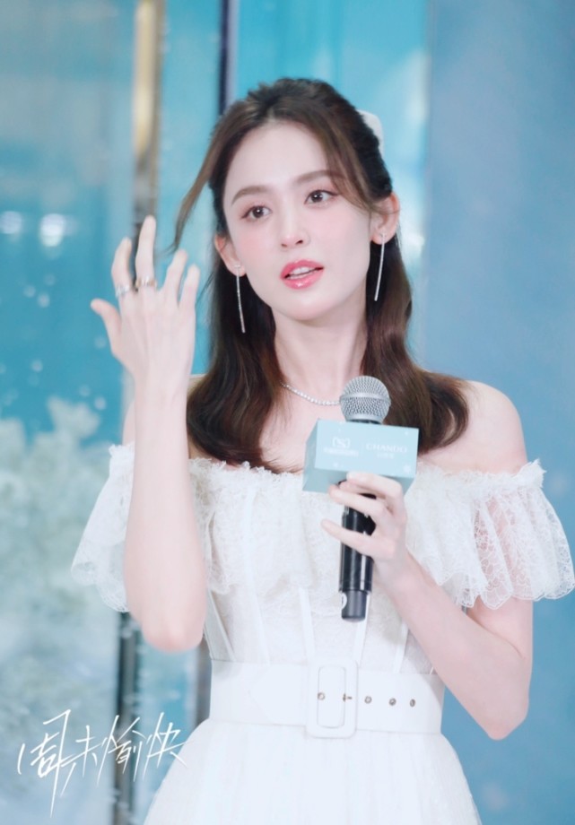 Nazha attended 2 events, wearing a princess dress and boldly revealing ...