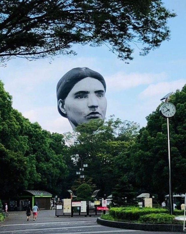 Realistic version of human head balloon!A huge human face appeared over ...