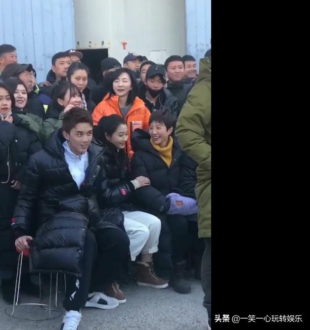 Guan Xiaotong and Wu Lei together?Wearing a couple outfit to attend the ...