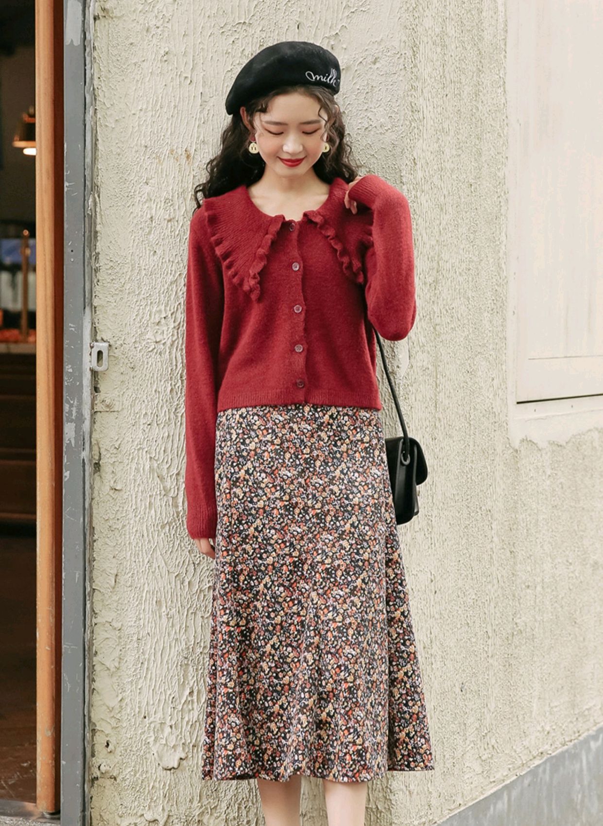 This year, "retro small cardigan + half-length skirt" is popular this ...