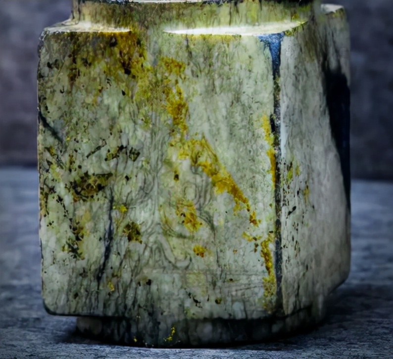 A jade cong was found in Sanxingdui, with a sacred tree pattern on it ...