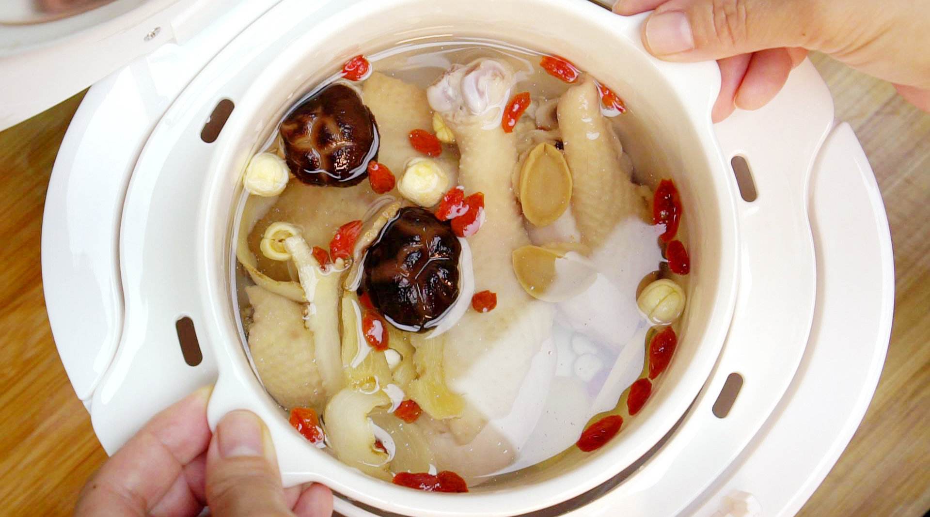 The practice of stewed chicken soup (soup color is like tea, nutritious and delicious) - iNEWS