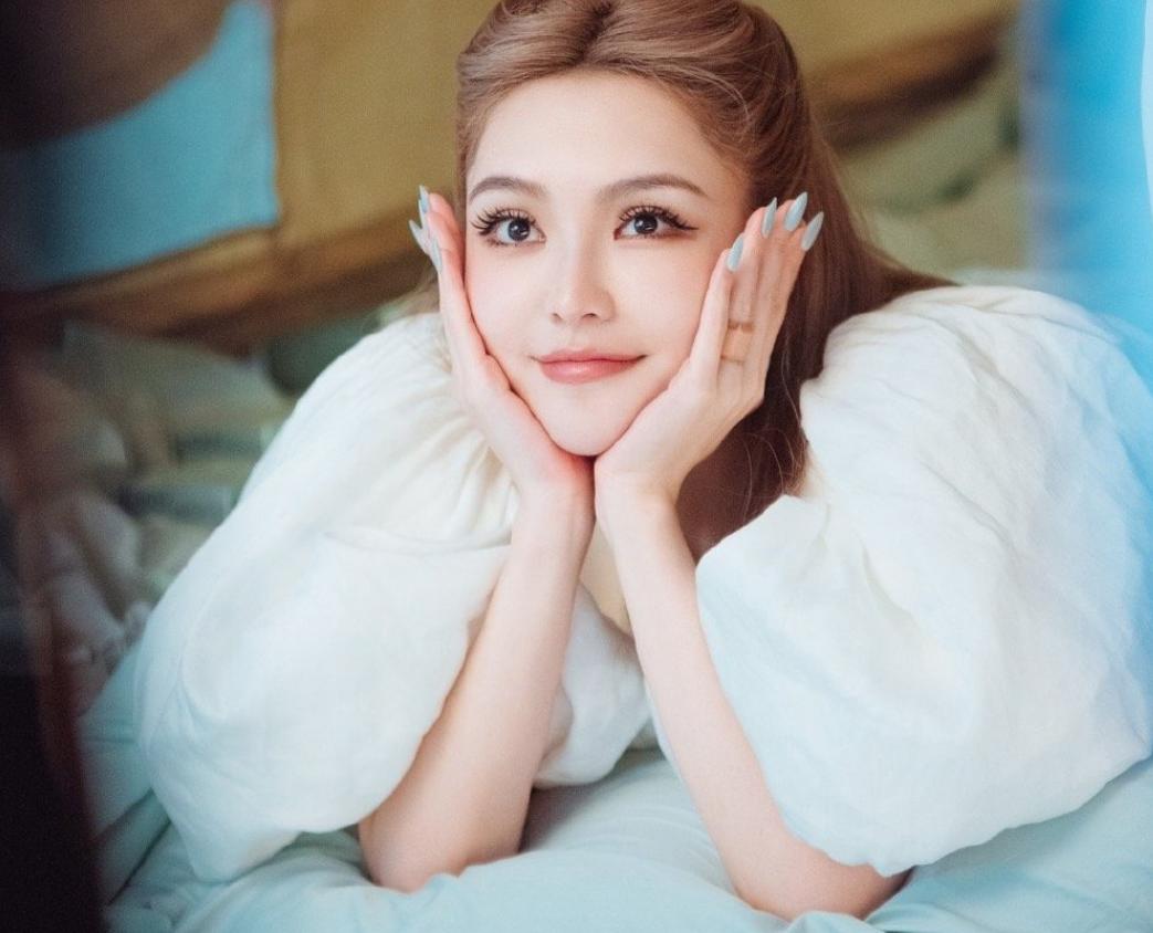 The warm boy Luo Hao is online!Visited Zhou Yangqing with dessert, and made coffee for his ...