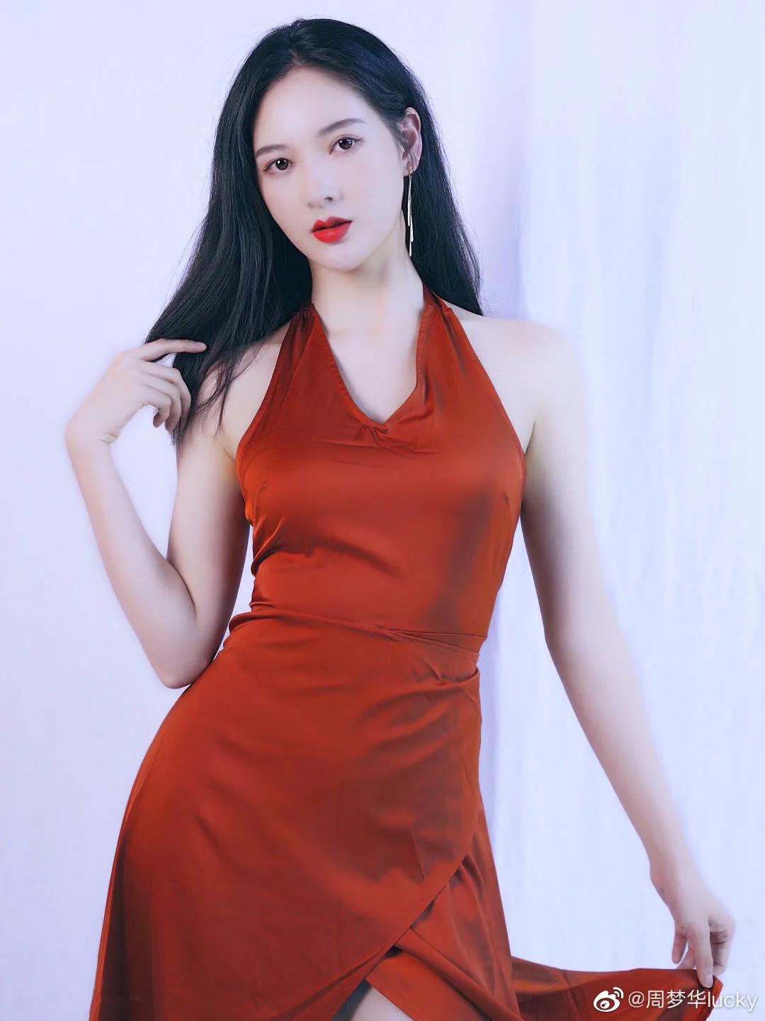 A tall and beautiful dancing goddess - iNEWS