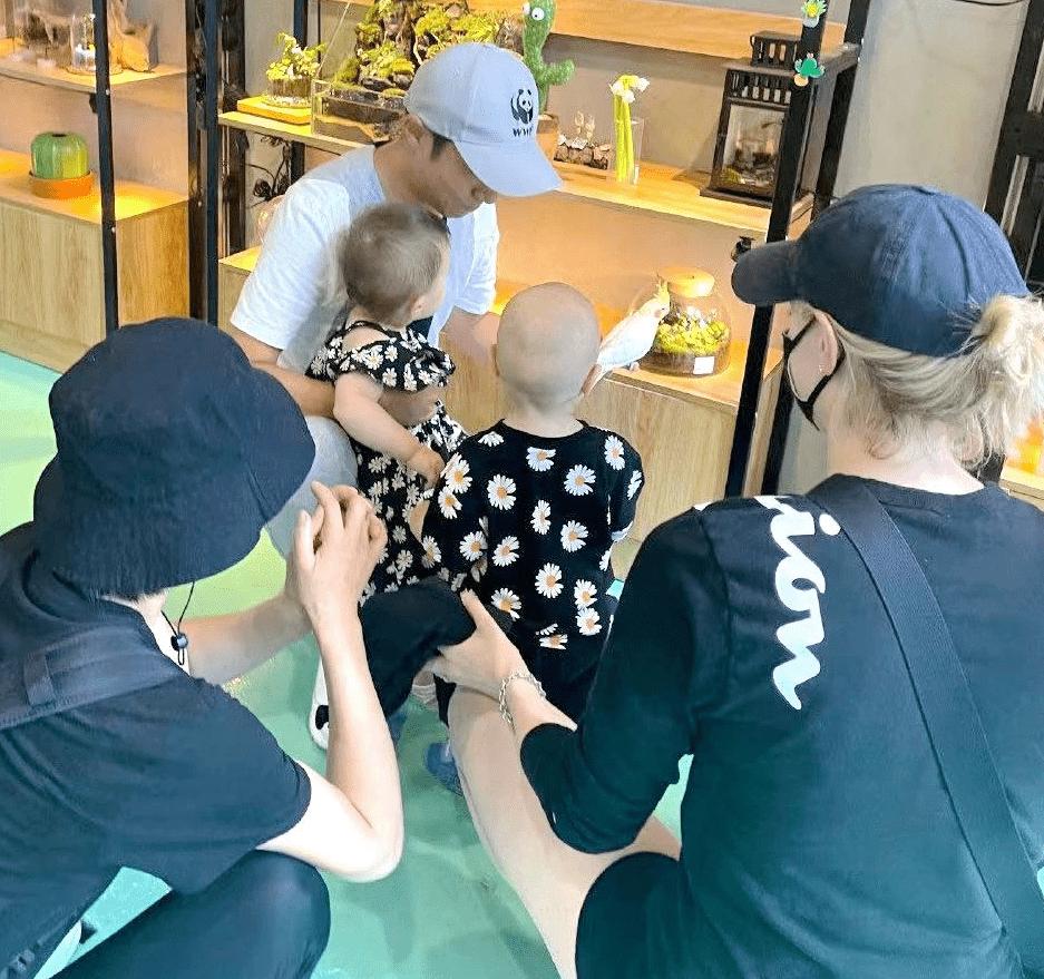 Sa Beining was ran into with her baby while watching the exhibition ...