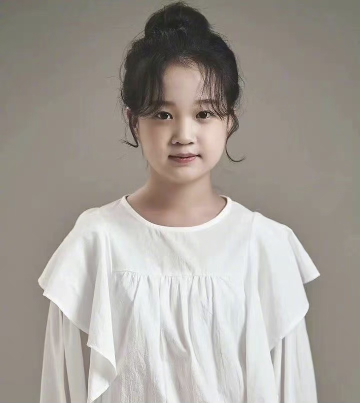 "Answer 1988" Pearl recently exposed, with a sweet smile on the ball ...