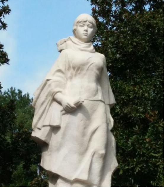 In 90 years, the statue of Yang Kaihui was in the cemetery of martyrs ...