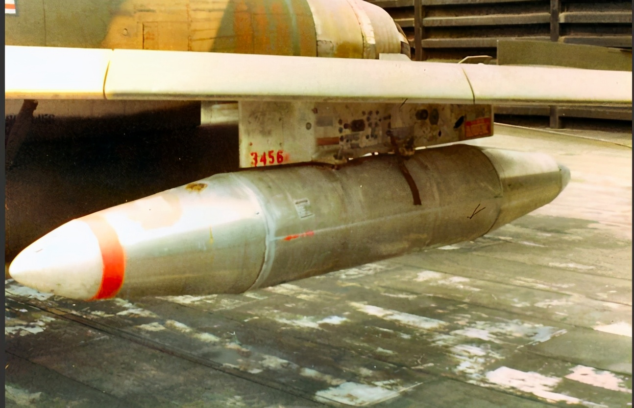 How terrible is napalm?The flame cannot be extinguished, it penetrates ...