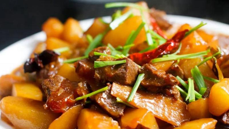 Teach you how to make Xinjiang-style roast beef with potatoes. It is ...