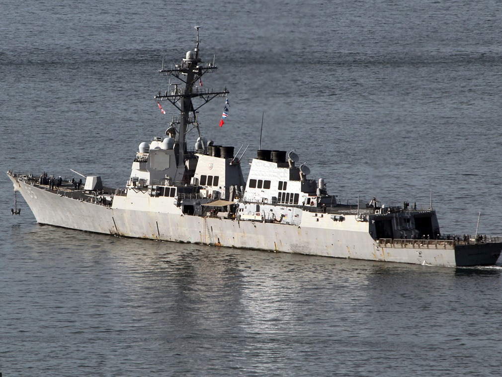 Burst!Thick black smoke came out from the deck of a US warship that ...
