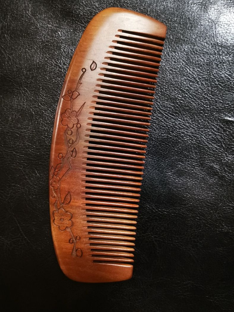 The carpenter's daughter tells you what kind of wooden comb to choose ...