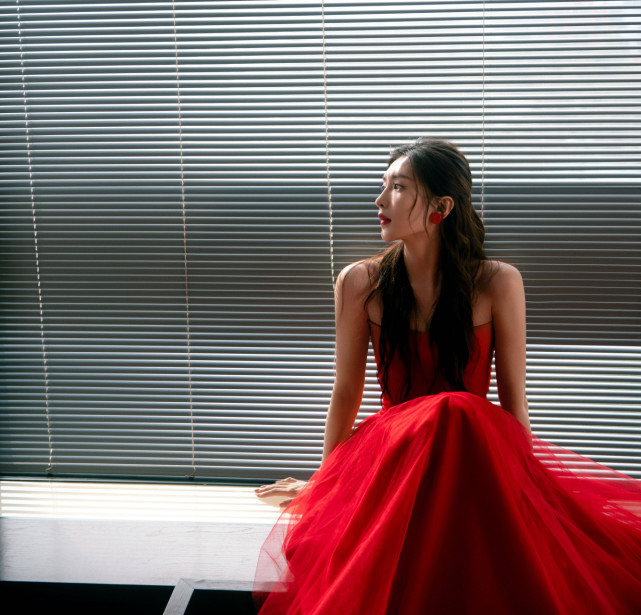 Charming red rose! Jiang Shuying's red dress on the Spring Festival ...