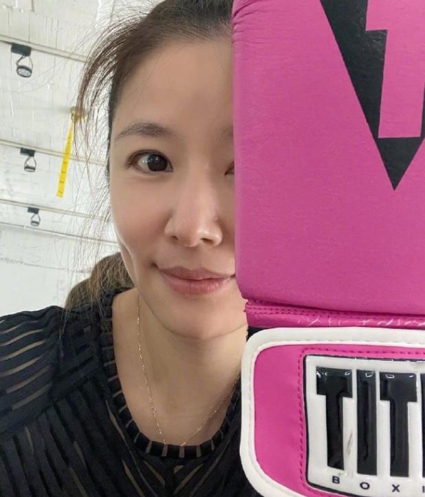 45-year-old Ruby Lin hit boxing without makeup, her hand was strangled ...