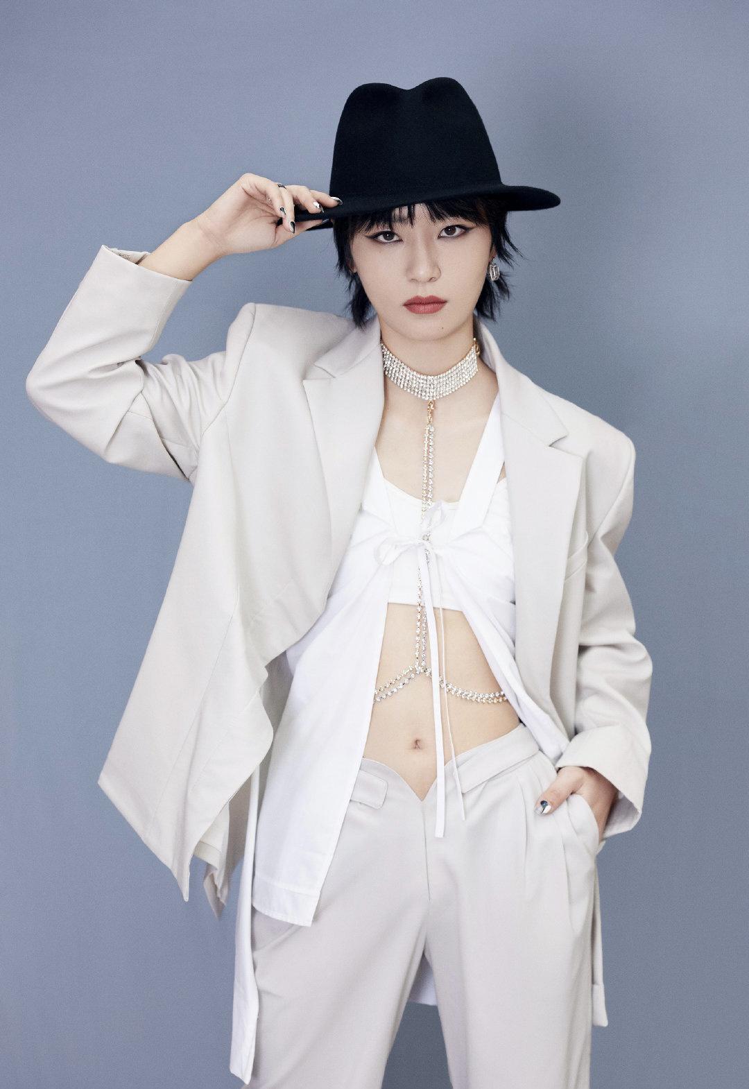 Zhou Bichang also has such a hot side?In the finals, handsome at night ...