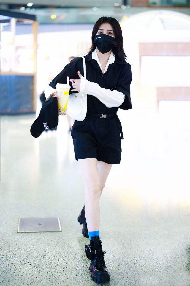 Bai Lu is so well dressed!One-piece "tooling" shorts with white shirts ...