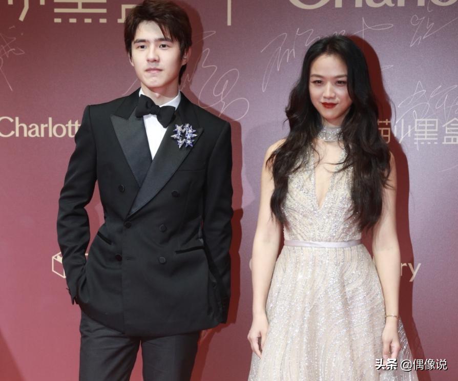 Liu Haoran and 42-year-old Tang Wei posed for a group photo on the same ...