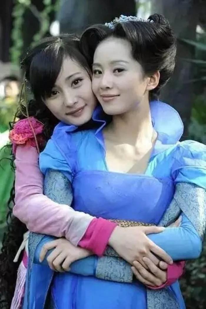 Yang Mi caught Liu Shishi's neckline?Is it a fight?Netizens comment: Fairy friendship, yyds? - iNEWS