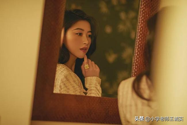 Zhu Zhu, she is Lan Xinjie in "The Rebel". She turned red with her body ...