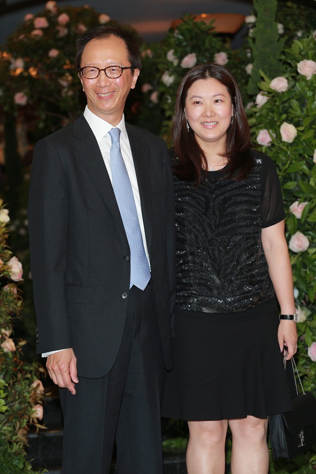 Fu Mingxia and her 27-year-old rich husband look very good. They wear ...