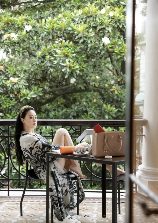 "Peachy Goddess" Zhang Xiaohui is really not old, she still exudes sexy charm at the age of 58 ...