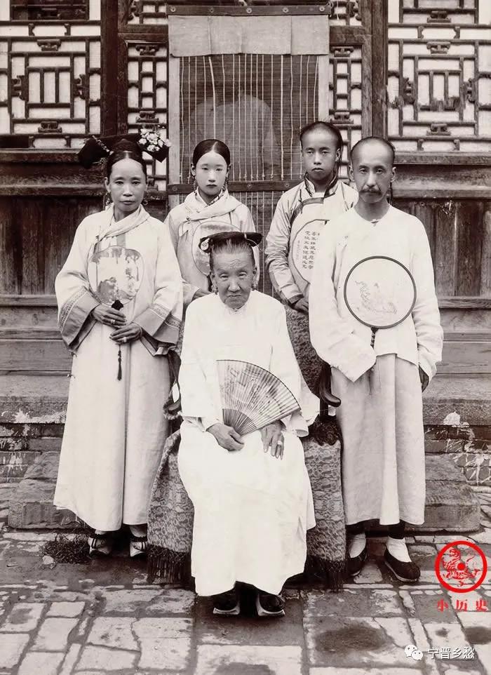 Family photo in late Qing Dynasty - iNEWS