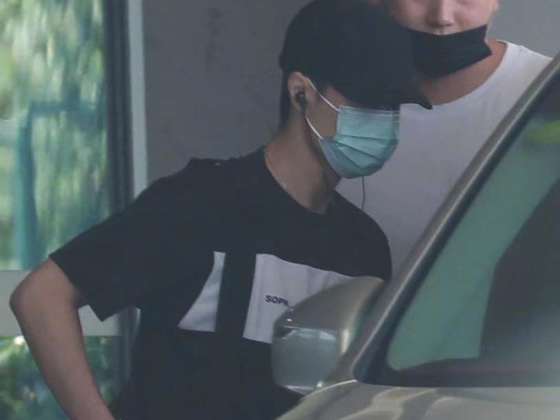 Street dance Reuters revealed that Zhang Yixing's linen gray hair color ...