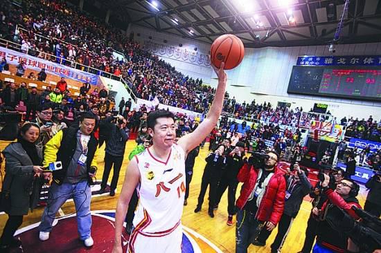 Wang Zhizhi is the first Chinese basketball player to enter the NBA and ...