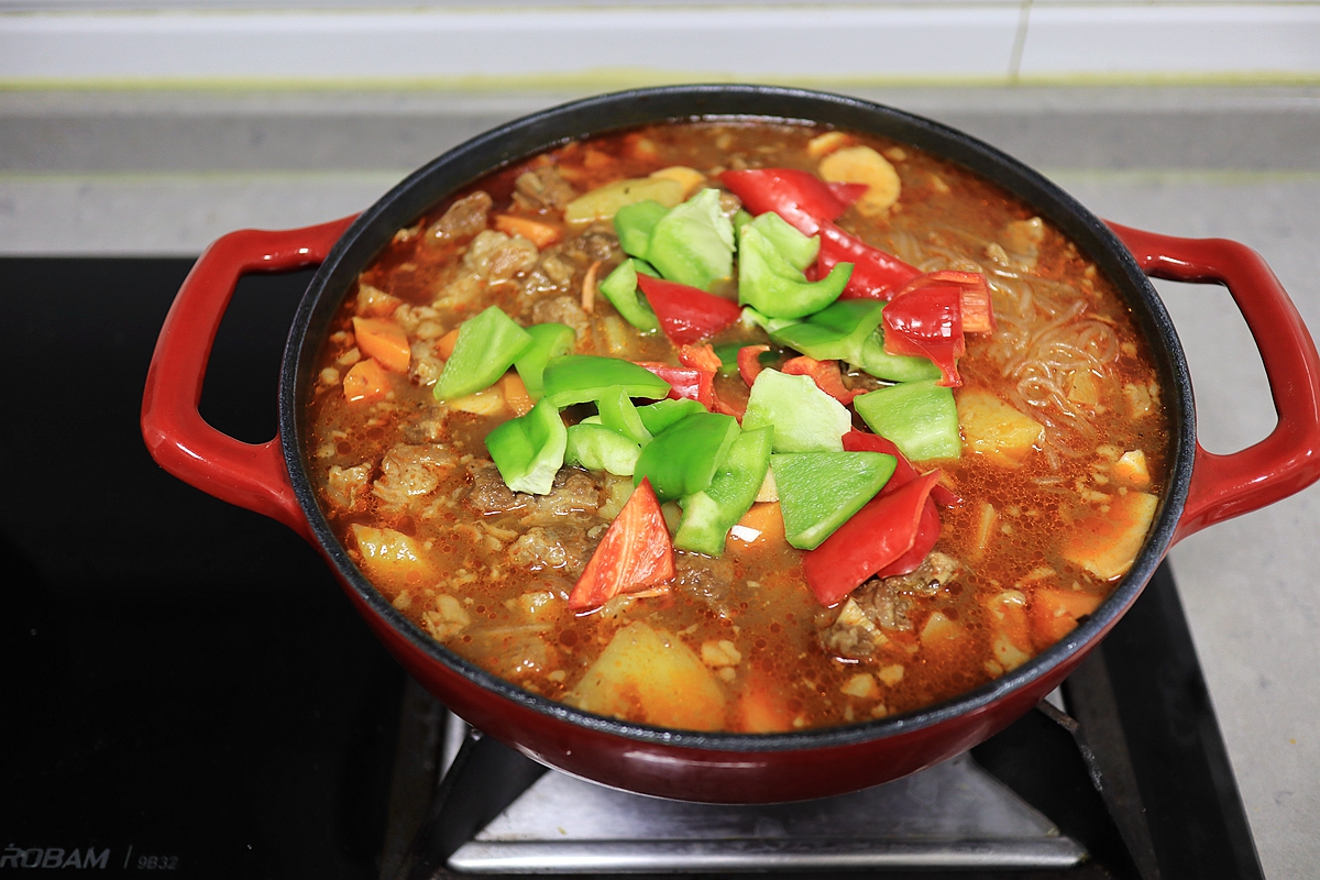 Skillfully use tomato hot pot base ingredients to make beef stew pot ...