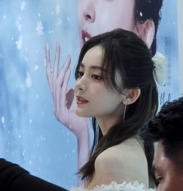 Nazha attended 2 events, wearing a princess dress and boldly revealing ...