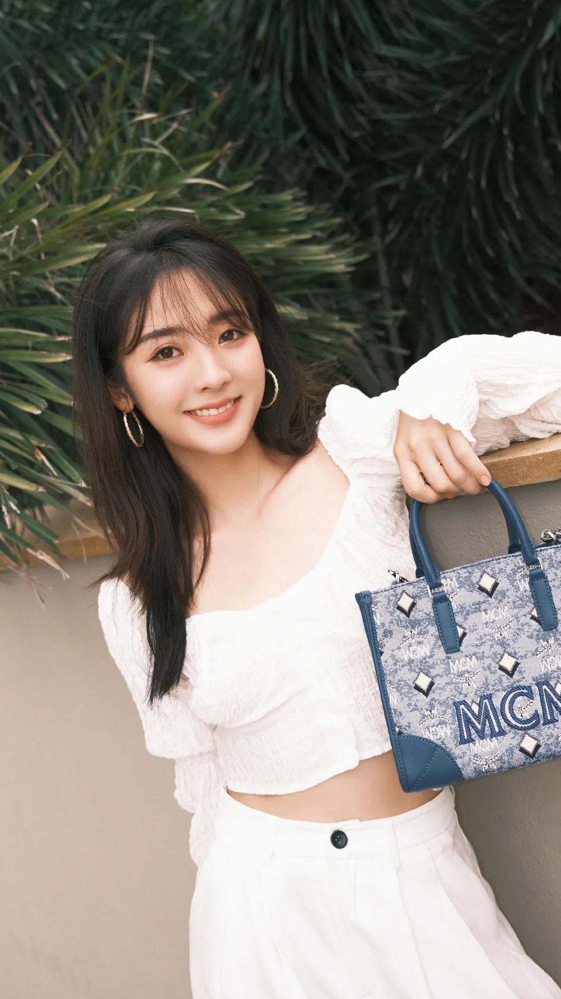 The sweet healing little cute Xing Fei has a sweet smile and a ...