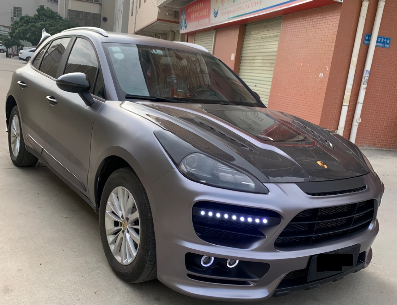 The guy spent 50,000 to buy a second-hand Zotye SR9, and another 30,000 to change the macan ...