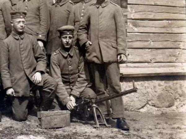 German Roaring Fire: The Sin of MG15 Machine Gun, the two versions have ...